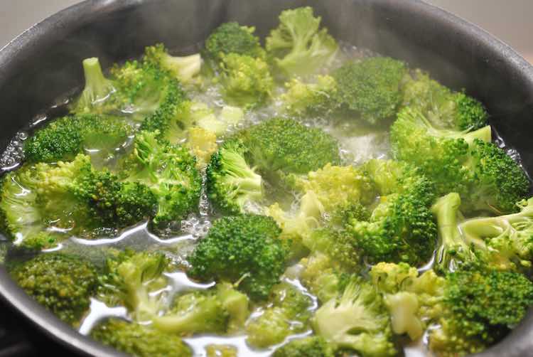 Does boiling green vegetables reduce their nutritional benefits? - MyDr ... Does boiling green vegetables reduce their nutritional benefits? - MyDr ...